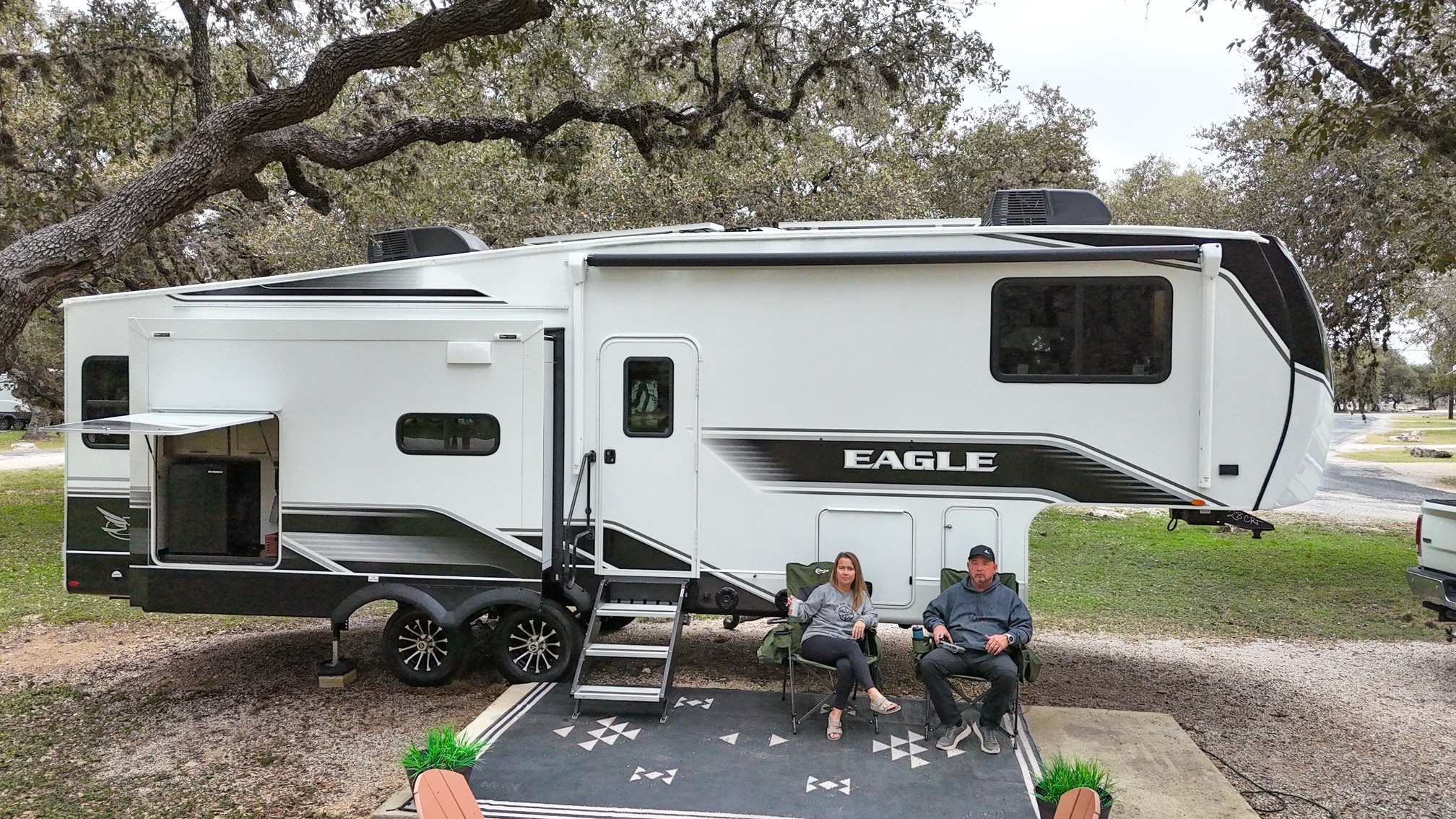 RV Tours — Patty and Shane Gill’s Jayco Eagle Fifth Wheel - THOR Industries